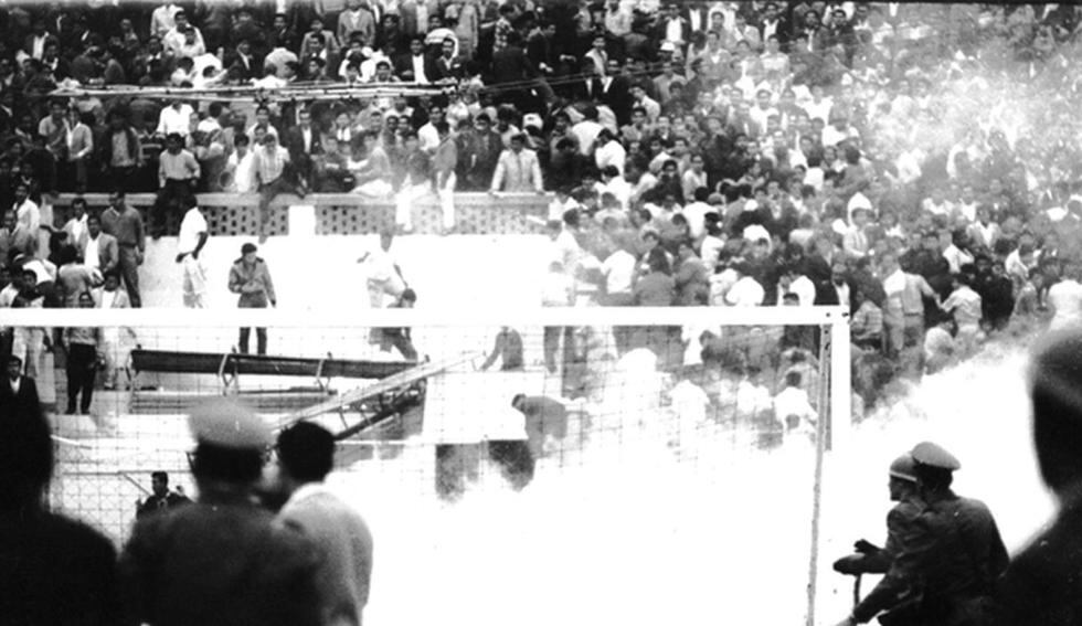 Violencia, caos y tragedias en estadios de fútbol: pelea de hinchas en ...