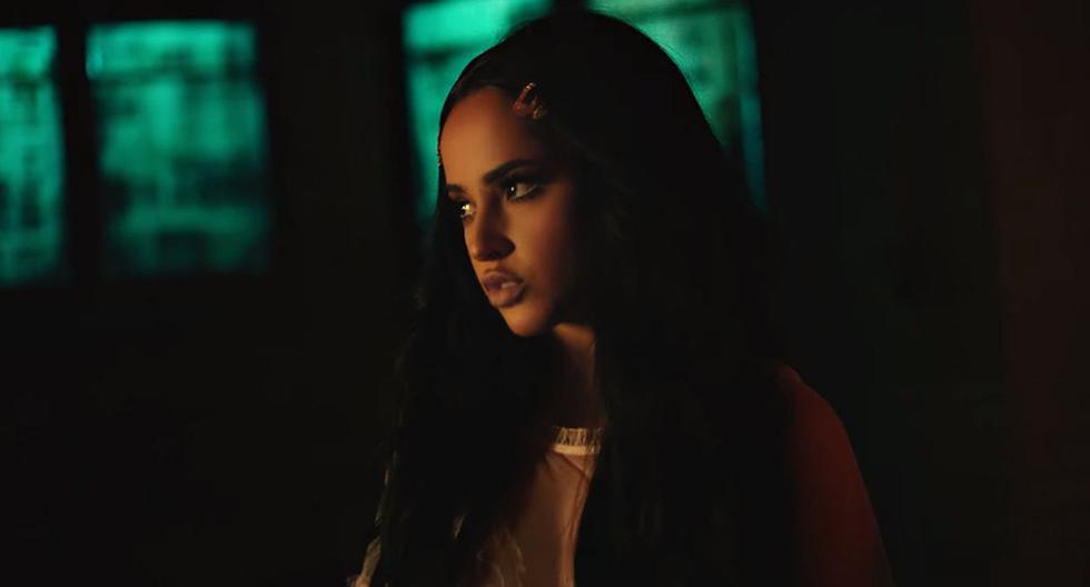 Becky G luce más aterradora que nunca en el detrás de cámaras de ...